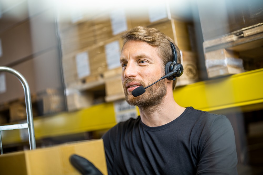 Produktpaket kombiniert Pick-by-Voice-Lösung mit Wearable Scannern | ident